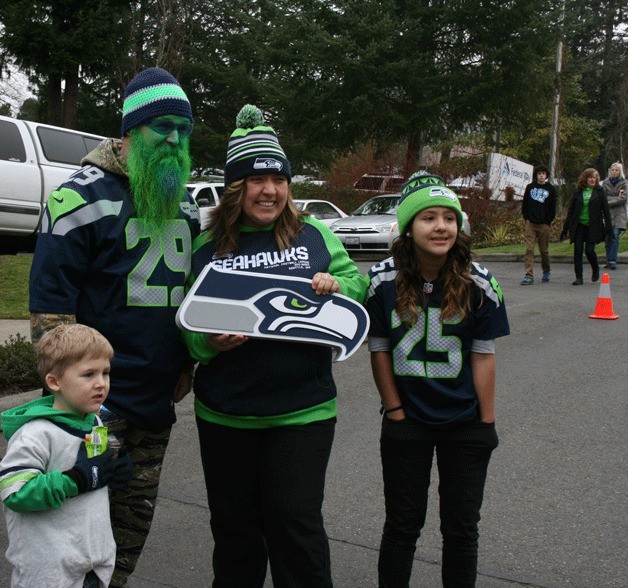 Hundreds of Seahawks fans flock to Federal Way to raise 12th man flag ...