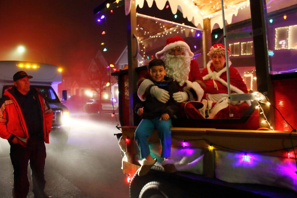 Santa parades bring smiles across Federal Way | Federal Way Mirror