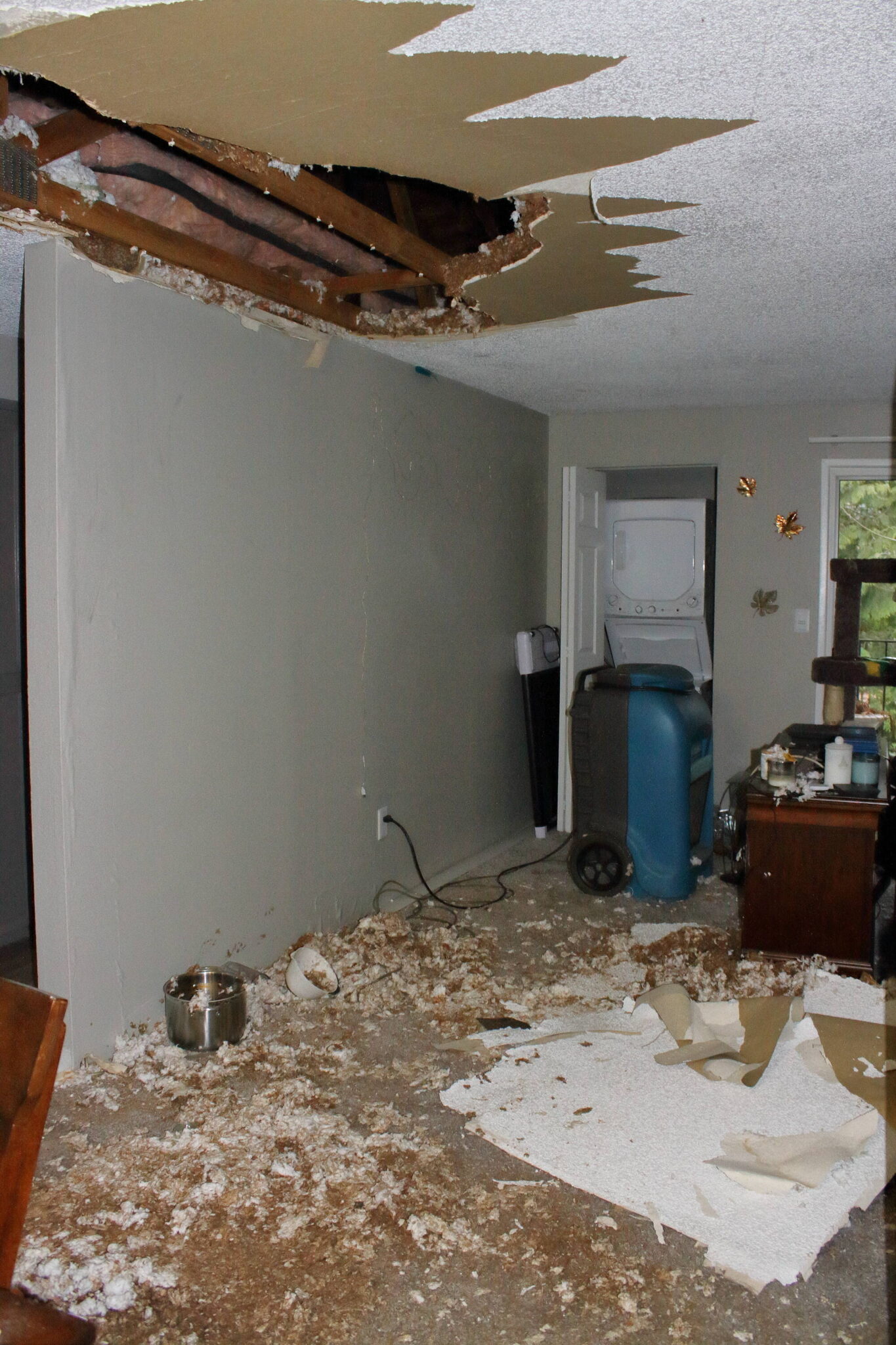 Apartment tenants deal with aftermath of collapsed ceilings | Federal ...